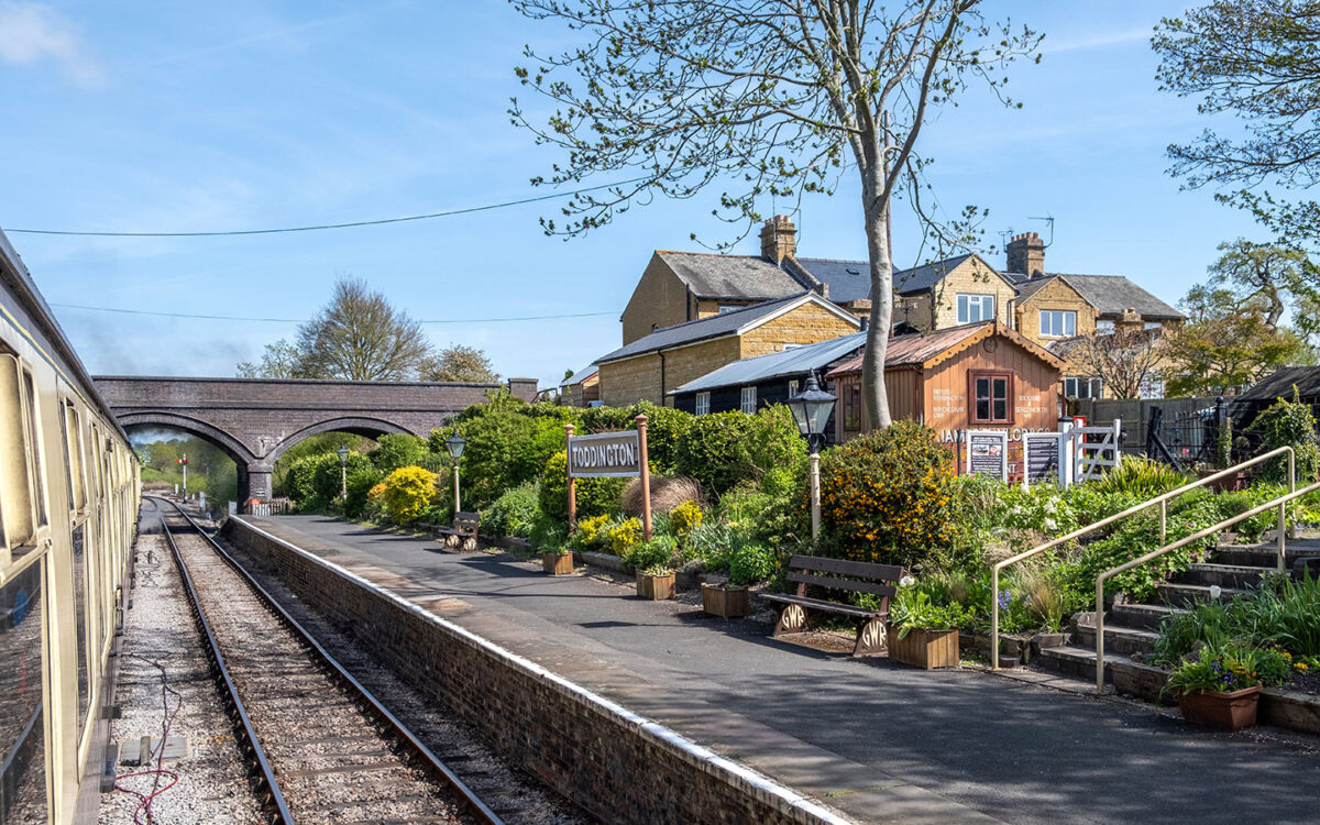 A guide to the Gloucestershire-Warwickshire Steam Railway: The Cotswolds steam train